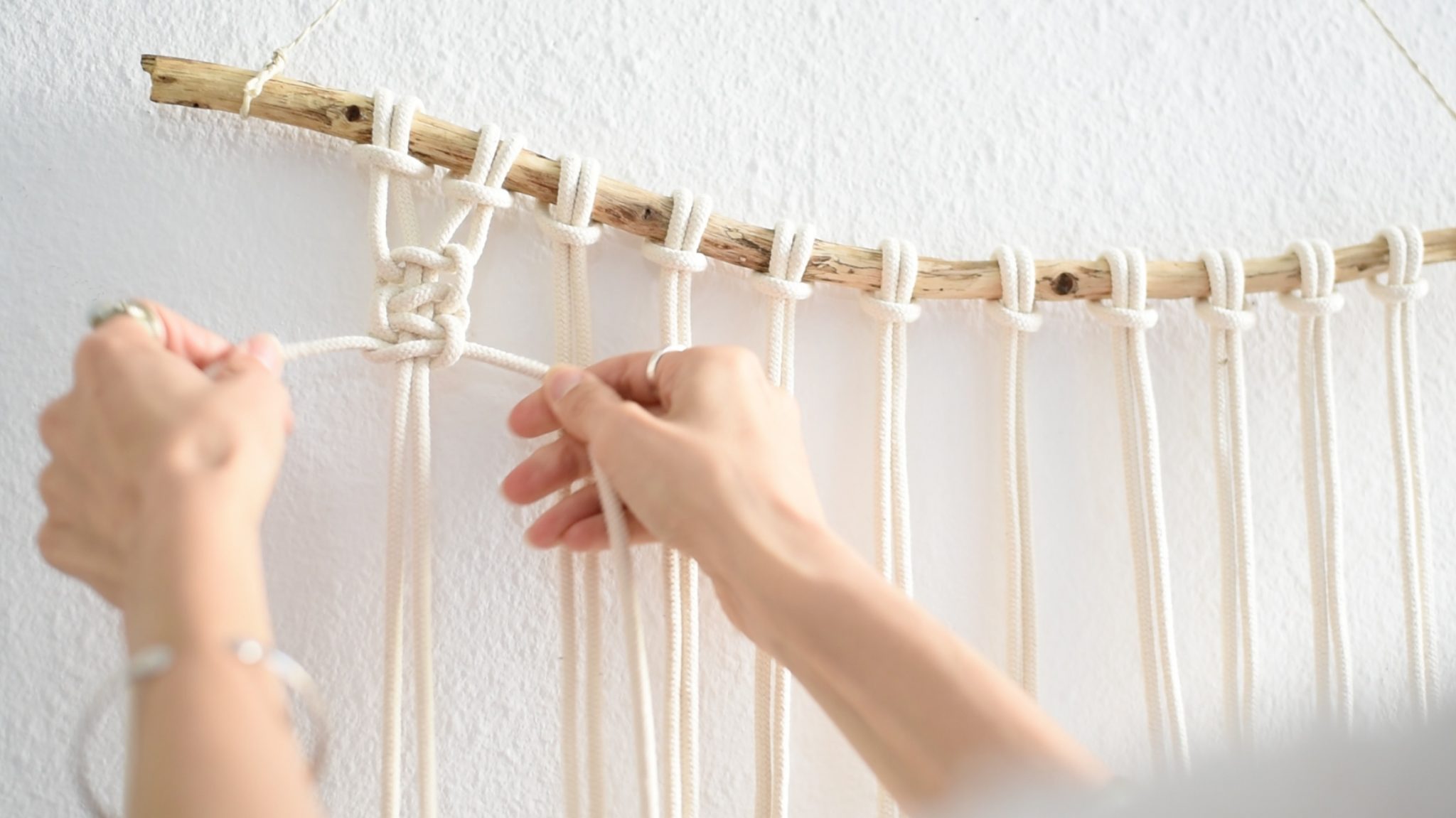 Interior: Super Easy DIY Macrame Wall Hanging Tutorial – heylilahey.